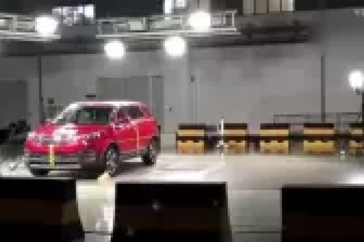 长安神车cs55安全碰撞测试, 不愧是国产汽车! 品质过硬