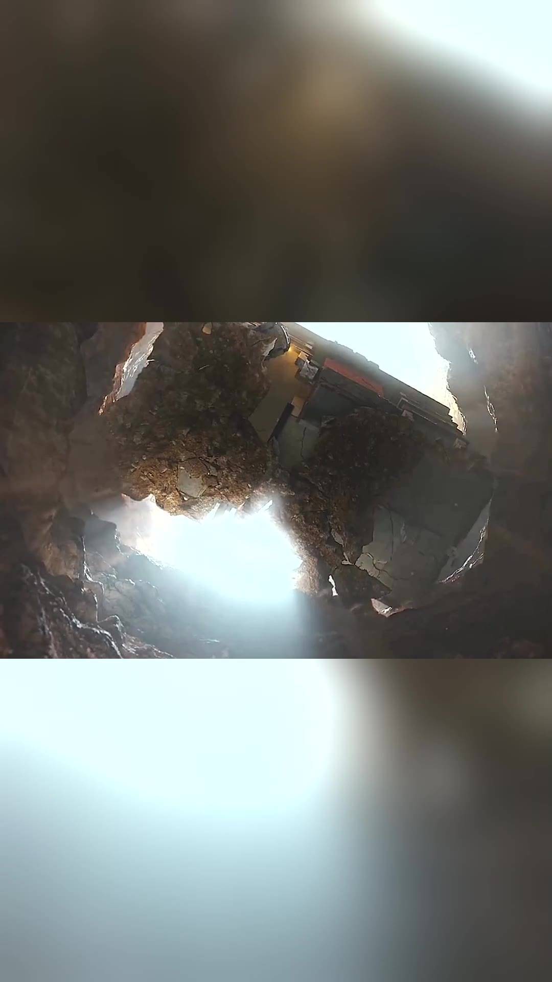 新买的百万豪宅却掉进百米深坑,幸存者该如何自救
