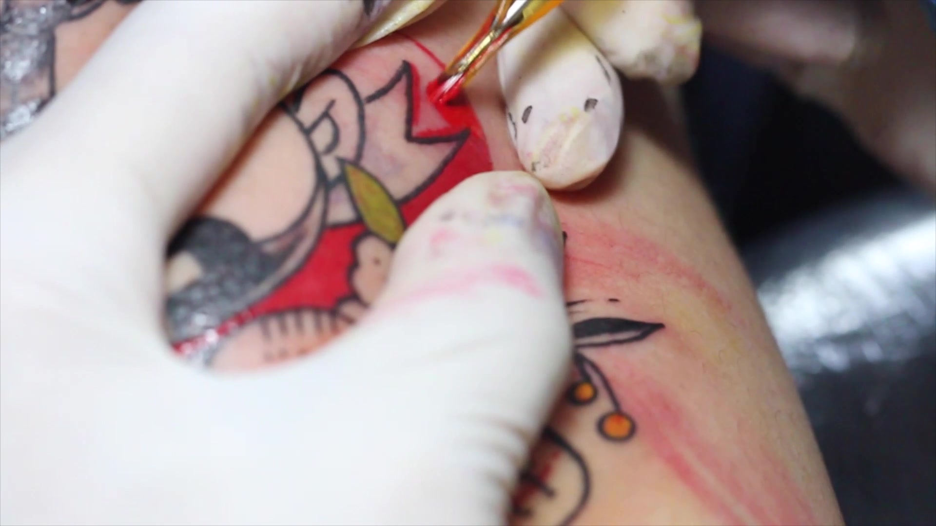 我们记录了三位粉丝纹身的全过程