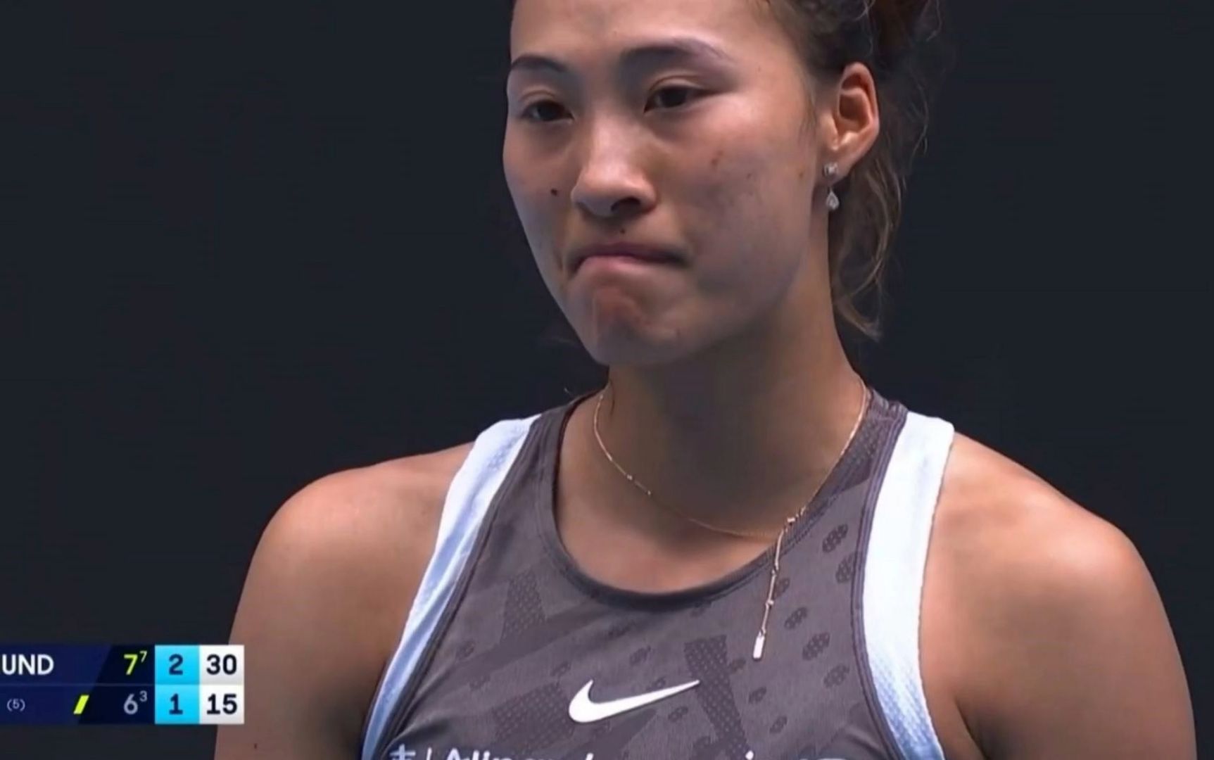 爆冷排名下滑!郑钦文被罚和裁判起争执,情绪崩溃咬嘴气到流泪