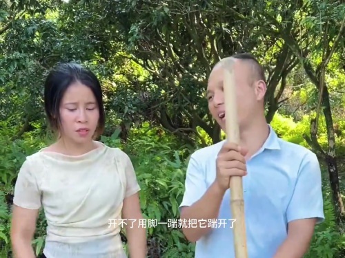 门锁坏了,找人来修