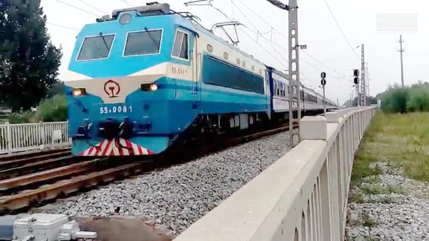 蓝皮时代的25K火车!北京至南昌T145次高速通过京广线窦店段