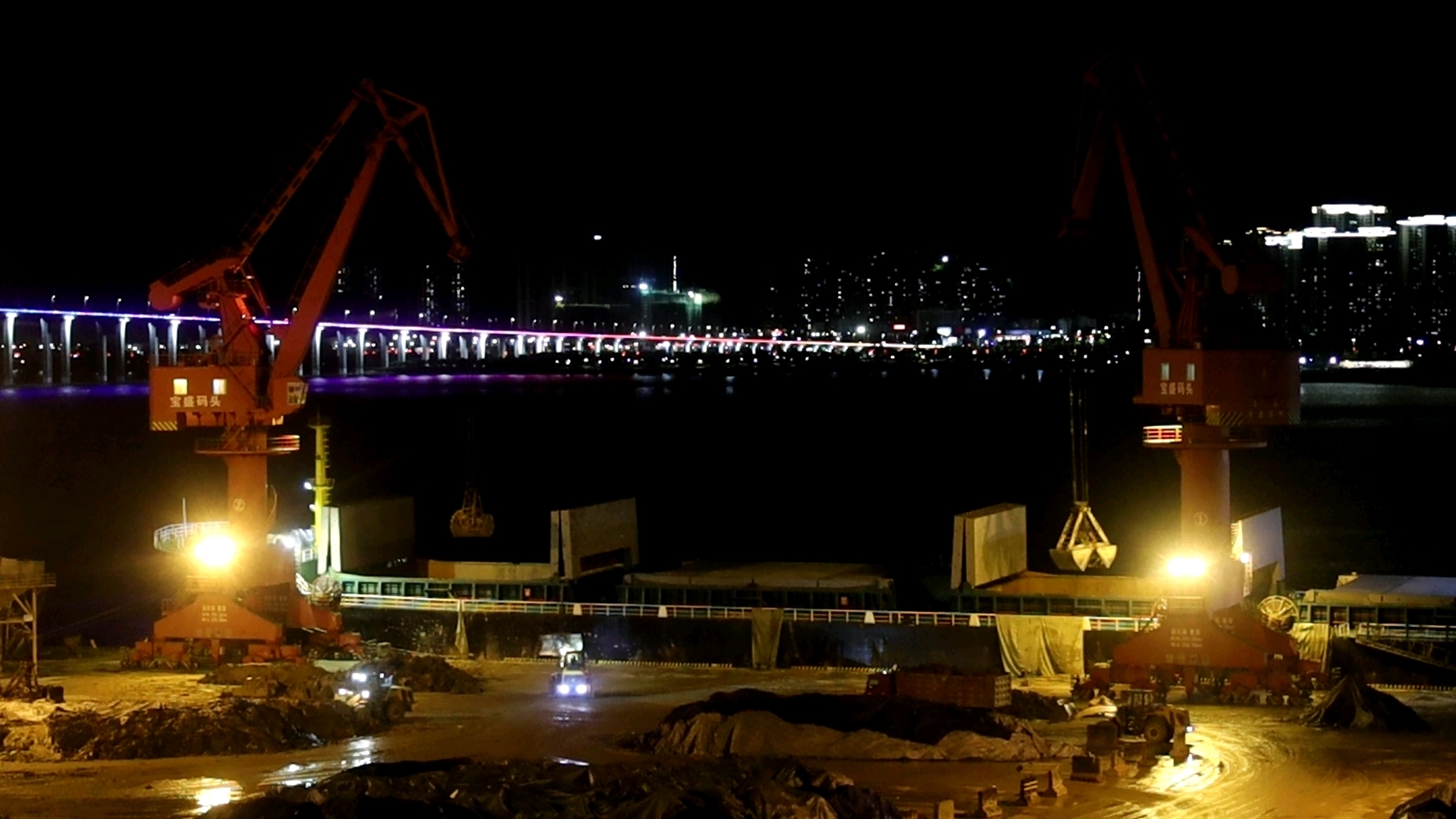 门座式起重机夜间带抓斗装载渣土