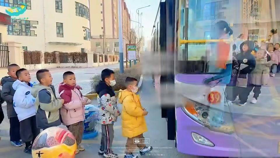 ...以"法"明礼--金川区第一幼儿园大班组交通安全日暨宪法日研学活动#...