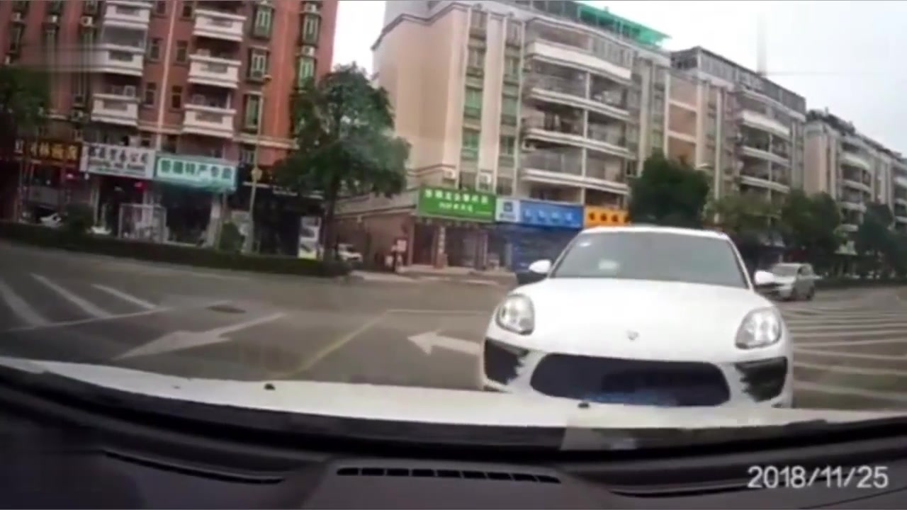 太嚣张!保时捷逆行逼停小车后锁车离开,我要扔垃圾!