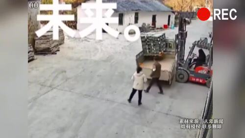 女会计硬开叉车,客户急单变惨剧!货毁车损现场一片狼藉