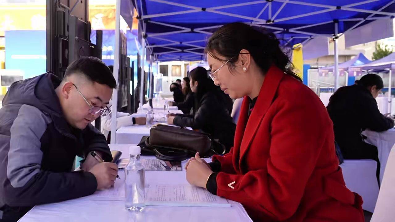 ...金秋招聘月专项行动"暨就业创业政策宣传系列公共就业服务活动举办...