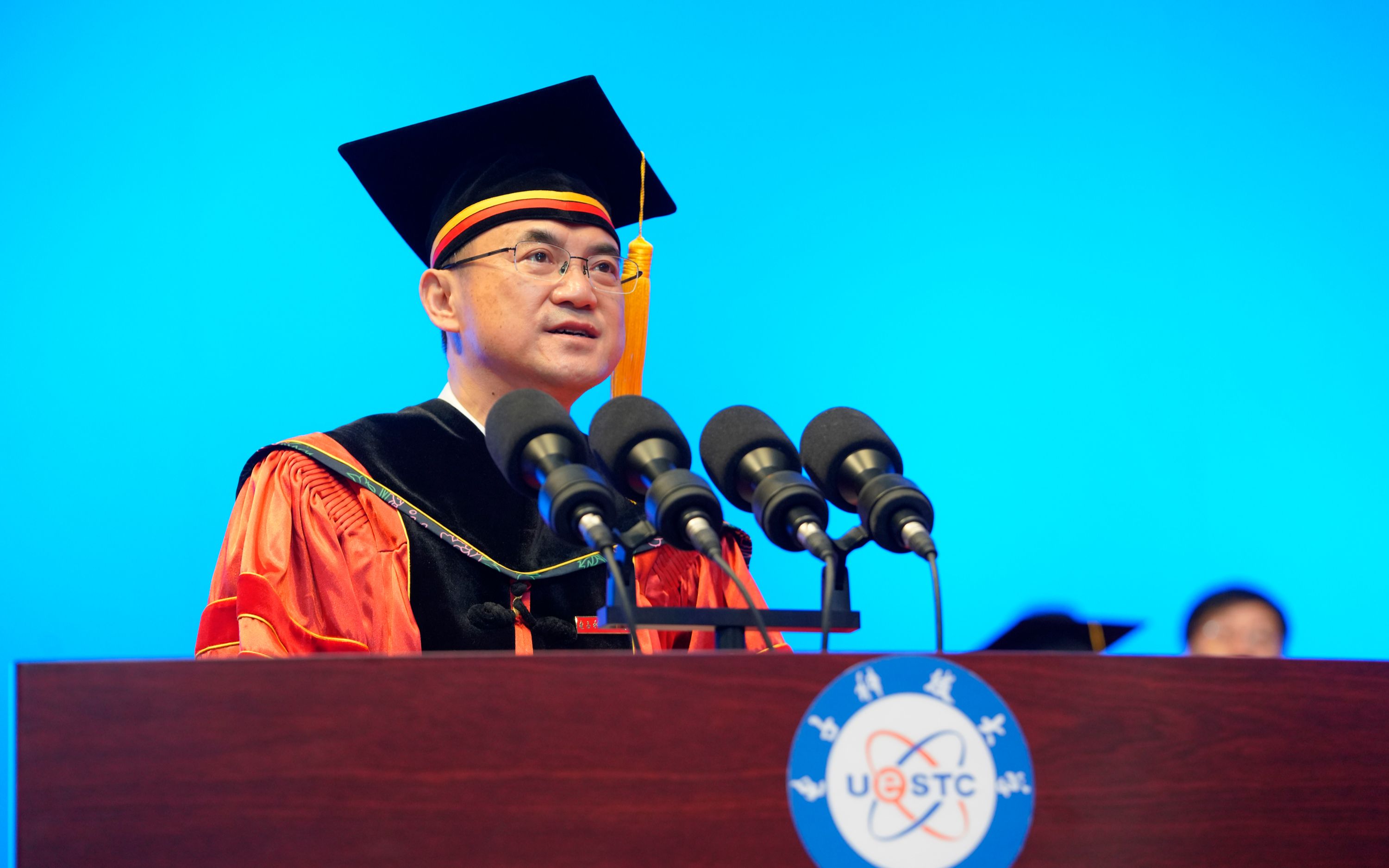电子科技大学校长曾勇在2023年学生毕业典礼上致辞