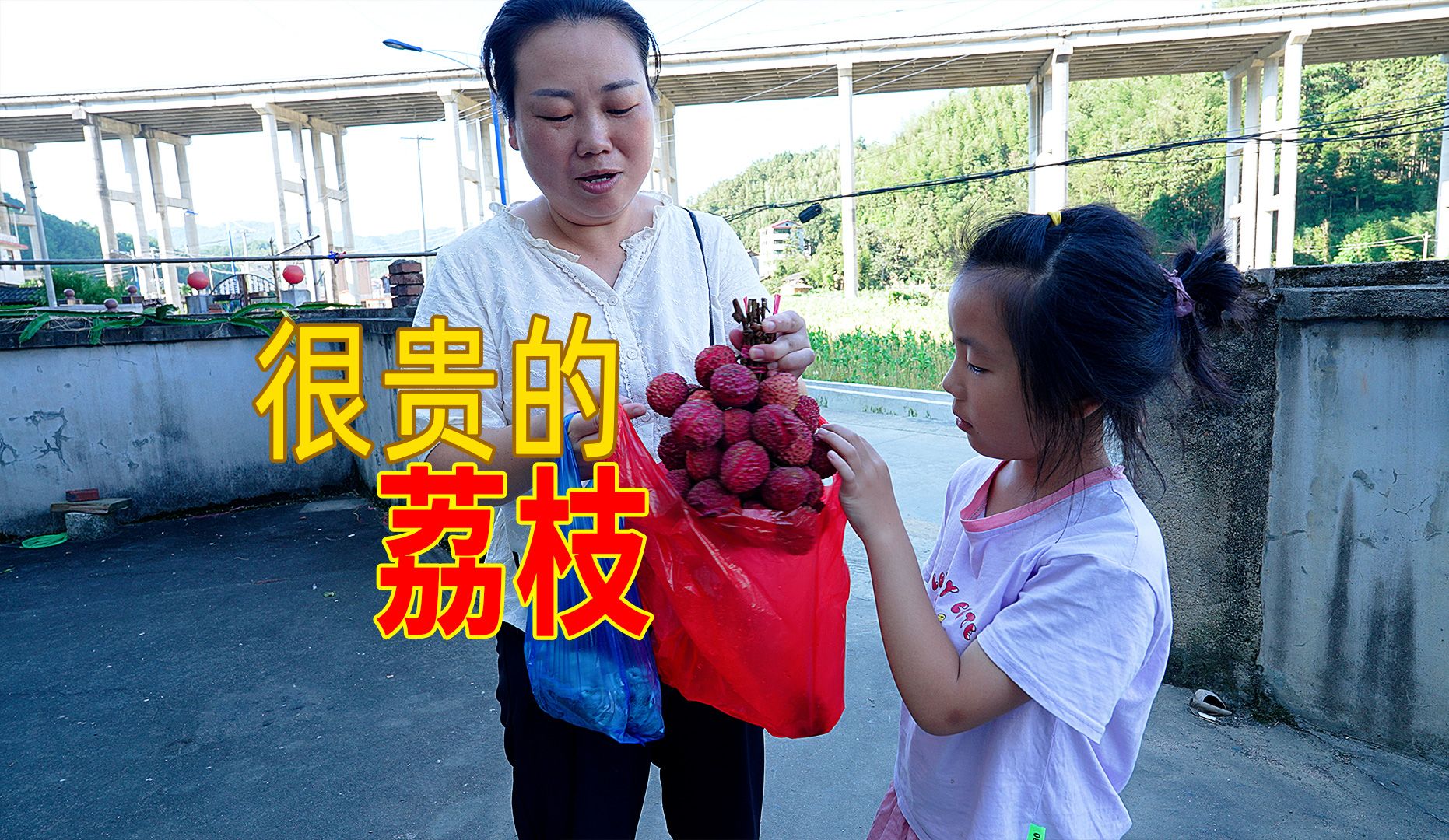 媳妇上街买东西,看看都有什么,价格都比较贵