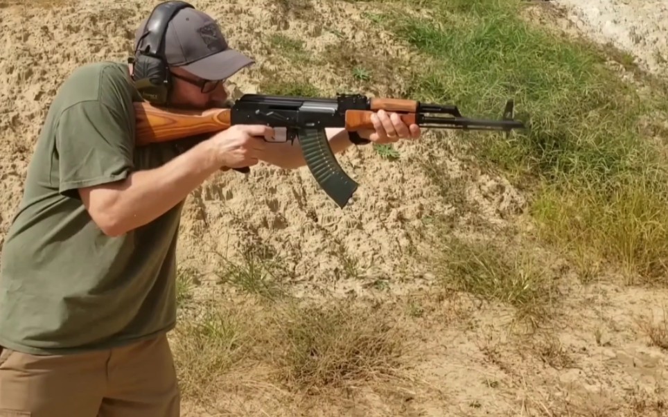 AKM突击步枪靶场实弹射击测试,隔着屏幕都能感受到它的威力!
