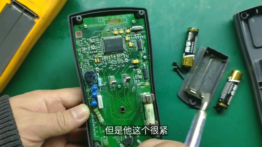 山东朋友的福禄克万用表换电池后不开机了,是换电池的姿势不对吗