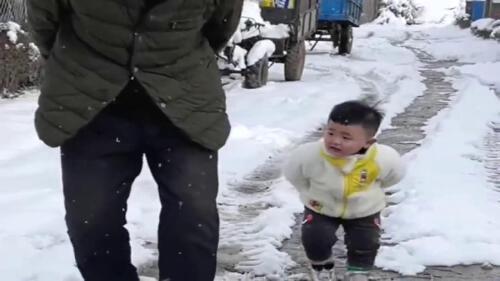 爷孙俩这走路姿势不能说很像吧,应该是一模一样了,为娘都忍不住了