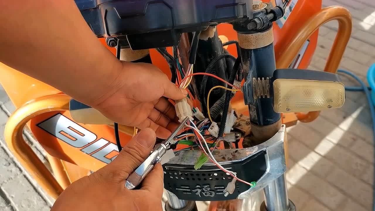 电动三轮车跑进进水塘无法维修怎么办?师傅教你.