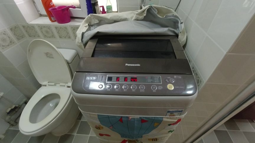 全自动洗衣机洗衣服波轮不转,而且老掉下来,这个好修