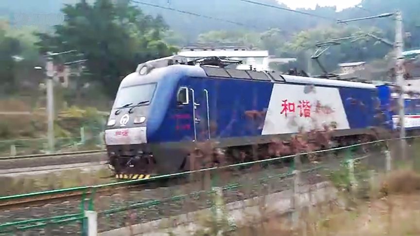 成都东开往武昌的特快列车 HXD3牵引T248次出隧道