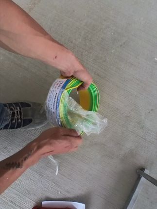 穿线常用小技巧 上个视频用桶装线,很多同行不满意,让用放线架,说方便...