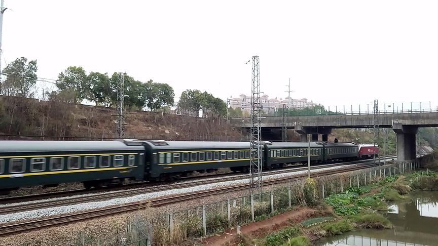 青岛开往深圳仅有的一趟火车T397次列车,全程2478公里用时28小时