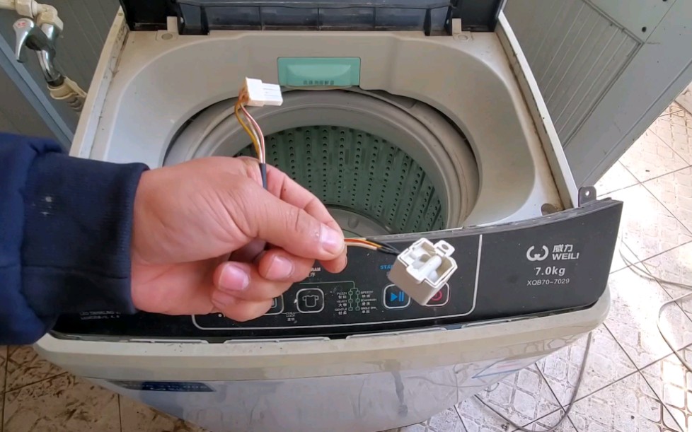 洗衣机不能脱水,师傅教你用这种方法修理,两分钟搞定,涨知识了