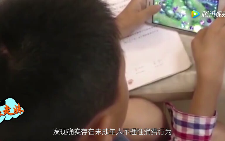 小学生拿自己父母几十万血汗钱充值王者荣耀,母亲大哭,网友:打死得了。