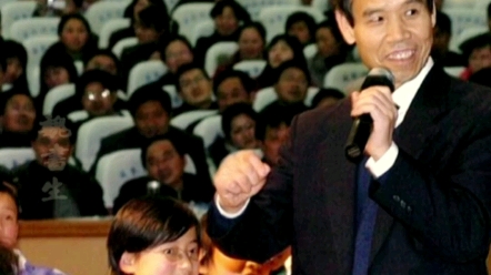 魏书生老师引导学生自己管理班级,管理的有生有色,紧紧有条。