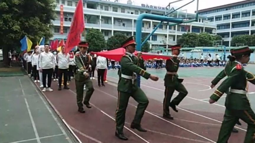 中小学运动会开幕式,花样丰富多彩,我小时候那时候只穿衣服就行