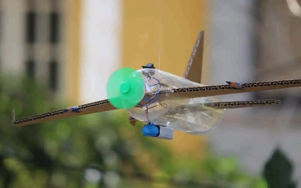 废物利用DIY,用塑料瓶制作“螺旋桨飞机”的方法,很有创意