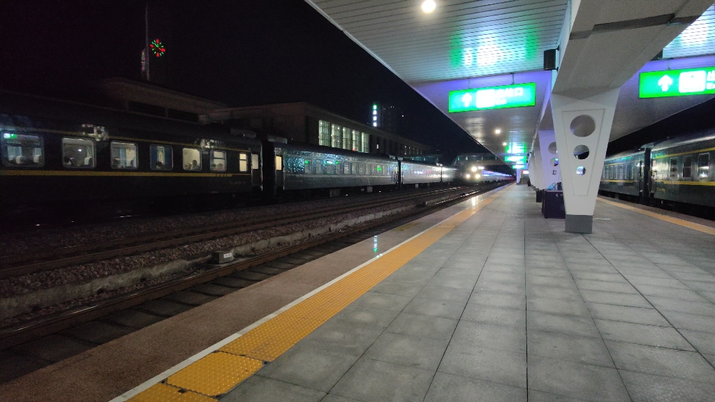 火车视频 K420洛阳待避某CR200J并交汇K291