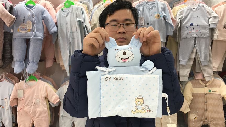 好多宝妈都困惑,新生宝宝出生后,要不要用枕头。