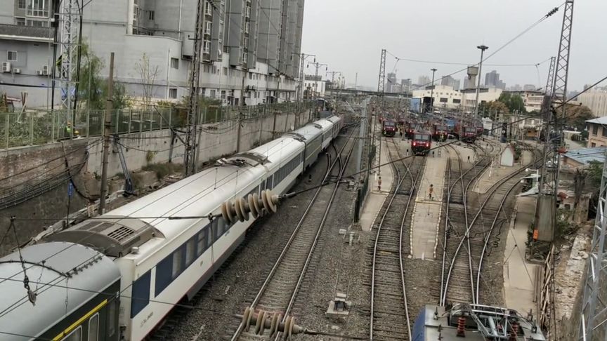 上海开往乌鲁木齐的Z41次列车进西安站!