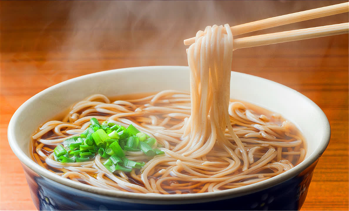 煮面条时,最忌水开下锅!面馆师傅教你一招,2步煮出筋道又爽滑