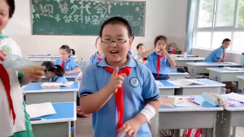 90后当老师改变学校氛围,这群孩子全是戏精