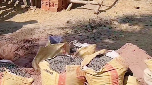 今天老挝工人开始浇筑柱子混凝土,3米高的柱子一次成型