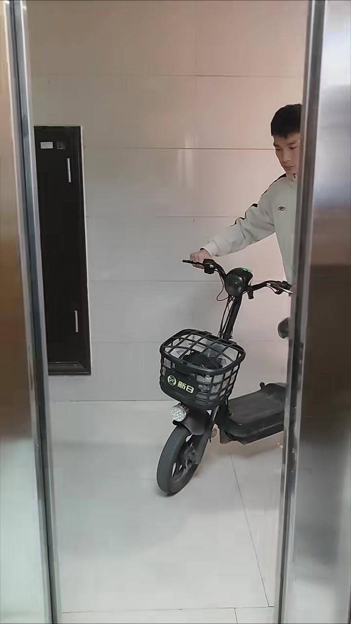 电动自行车禁止进楼入户。