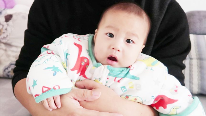 冬天宝宝穿的多,我们该如何给宝宝换尿不湿?不用担心着凉又方便