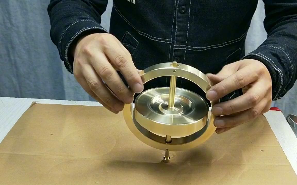 将一圈磁铁装进惯性飞轮中,像陀螺仪一样高速旋转会发生什么现象