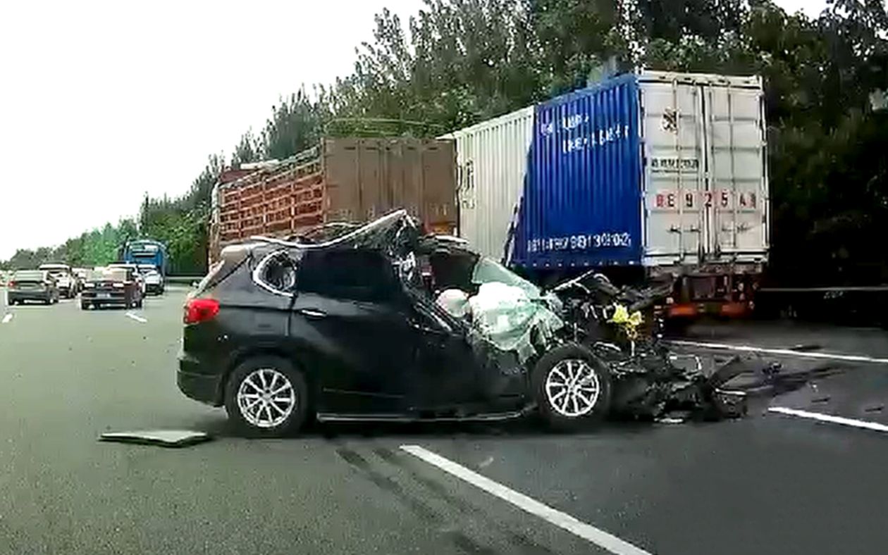 交通事故合集:大货车路口超速行驶,电动车不看路况上演惊险一幕