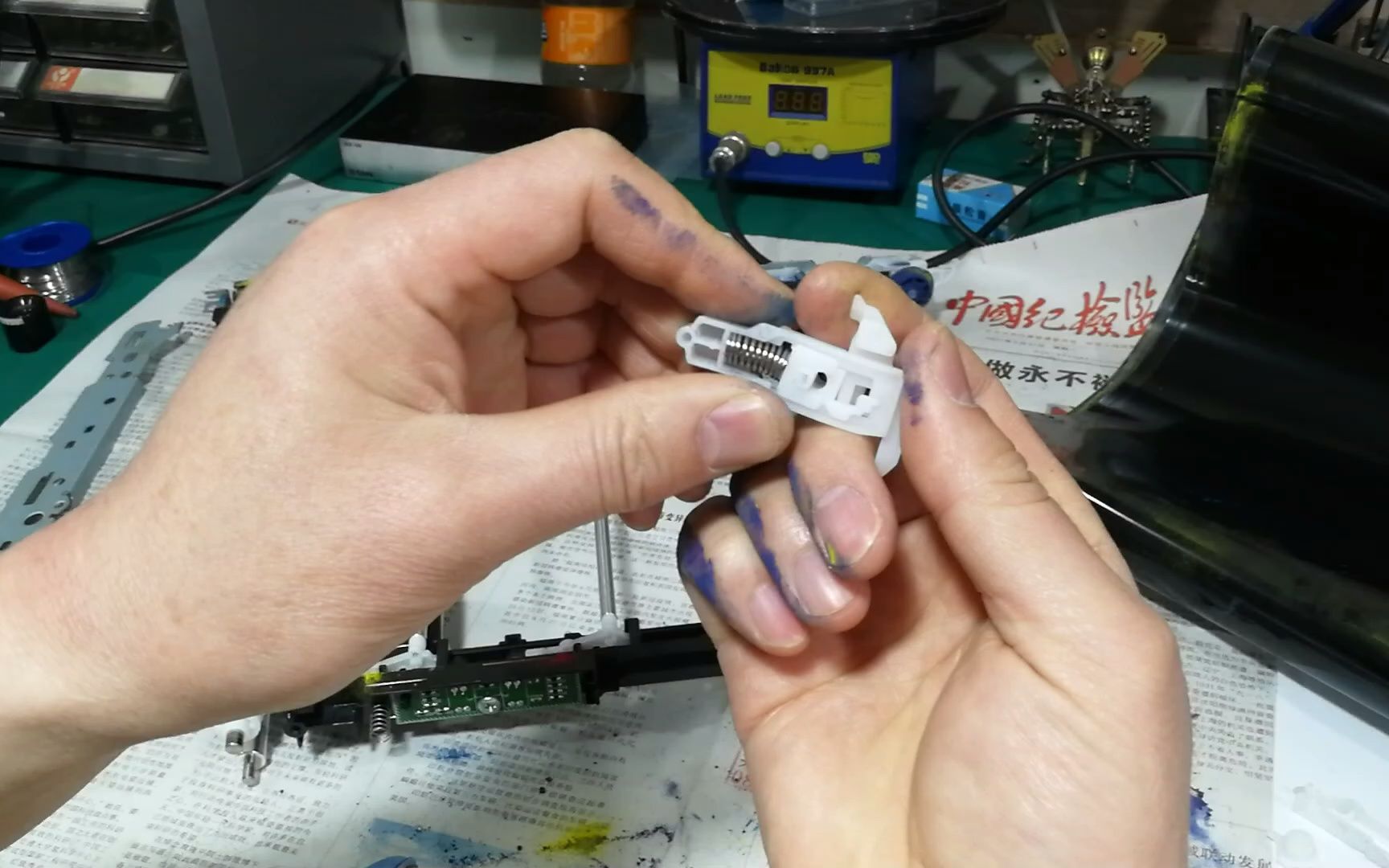 惠普彩色打印机出现转印带故障,三点在心直接拆机,挣钱全靠它!