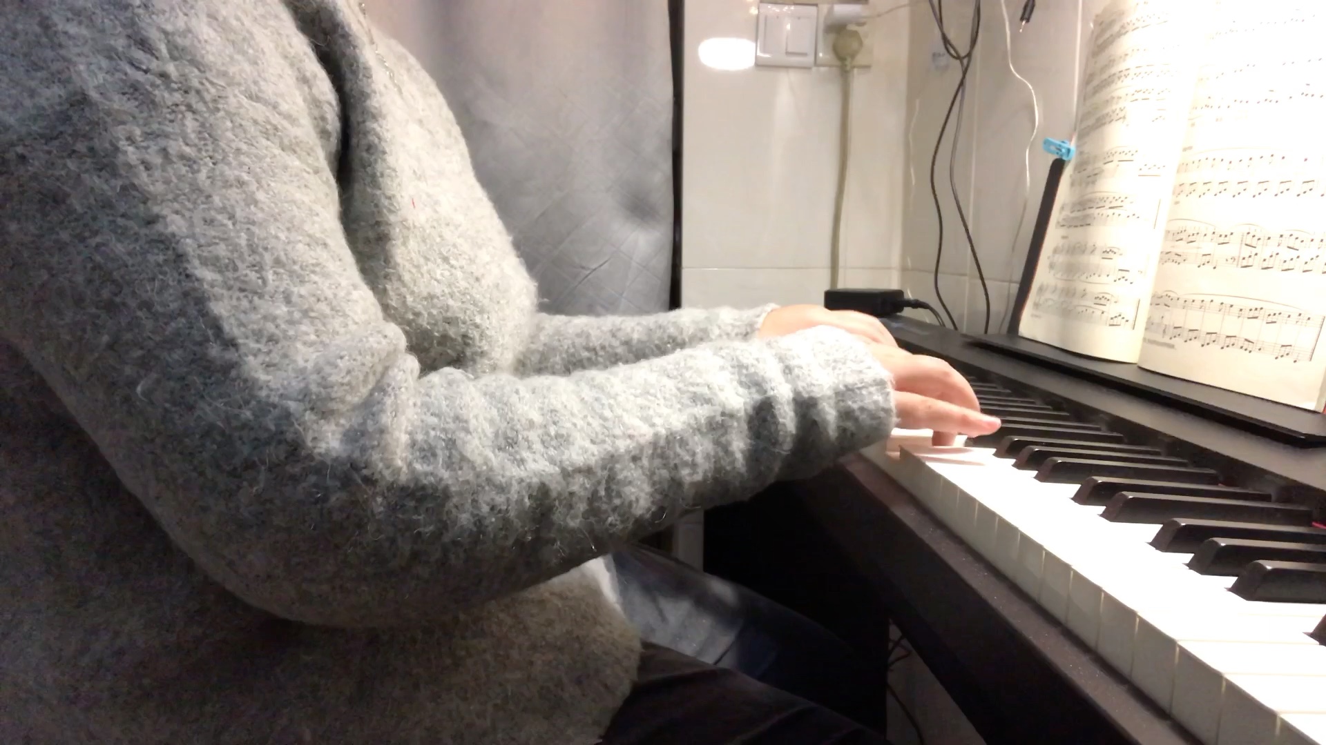 罗兰Fp30音色戴耳机Ok 擒纵键盘接近真钢!新手入FP30。P125音响好...