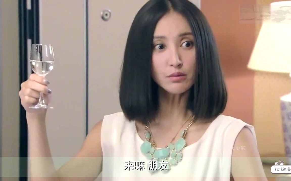 美女吃减肥药拉肚子,在餐桌上强忍着,不料一兴奋没忍住拉裤子了
