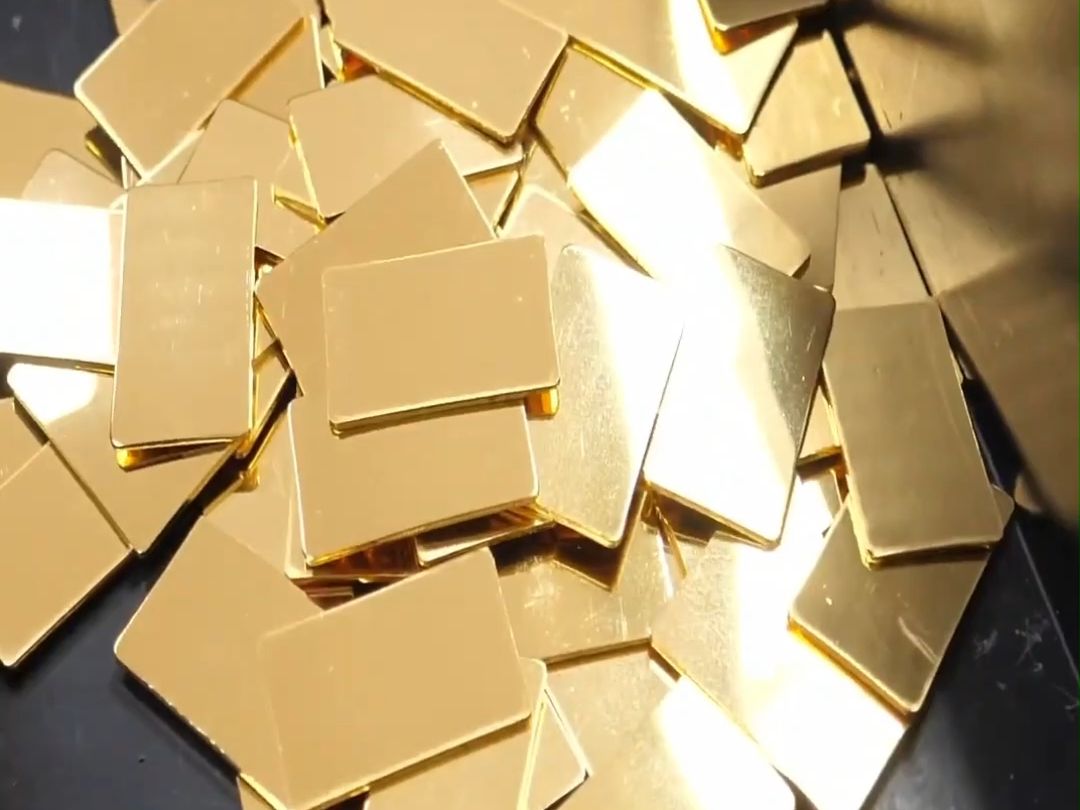 如何将99.99%纯金条制作成迷你金条的过程。