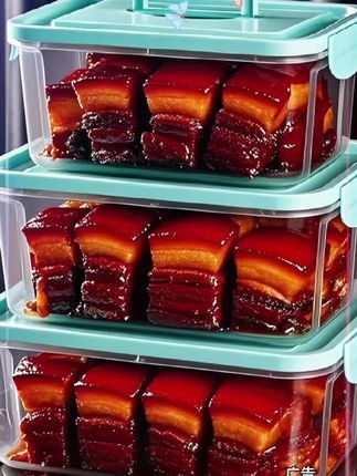 ...在汤汁中微微颤动。 
每一块都是精心挑选的五花肉,肥瘦相间。经过...