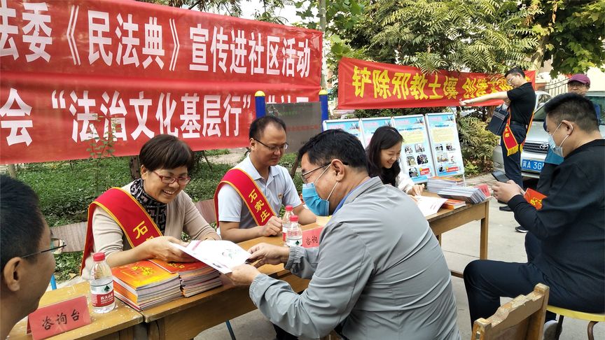 石家庄:党员志愿者深入社区,开展《民法典》宣传活动
