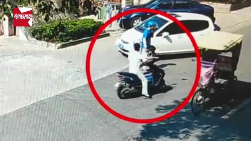 小车被刮擦后车主不报警,反而骑着对方的电动车跑了