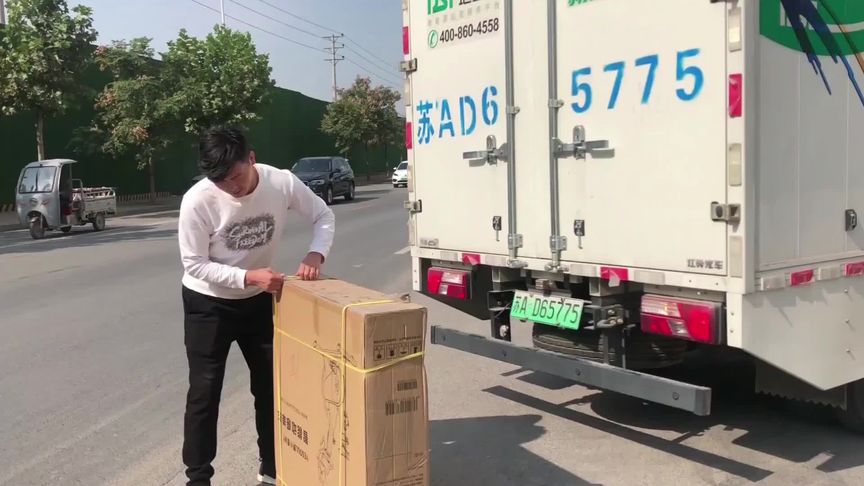 开箱测评野小兽动感单车,竟有那么多功能,小伙再也不用去健身房