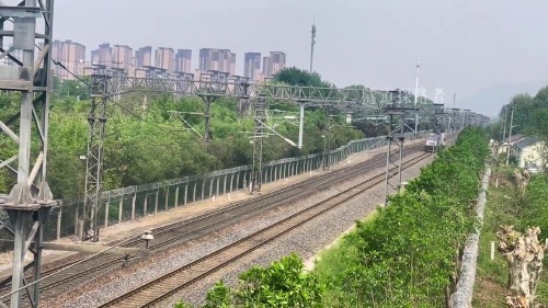 动车回送好评!宁聚回送全新涂装和谐电2B卷帘门附挂新型动车组车头...