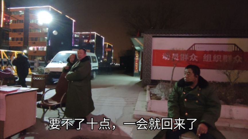 工作人员真辛苦,为了防控疫情,夜晚还在值班!