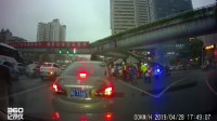 行车记录仪:日产轩逸,交警就在你面前,还敢这样做,怪不得人家会生气