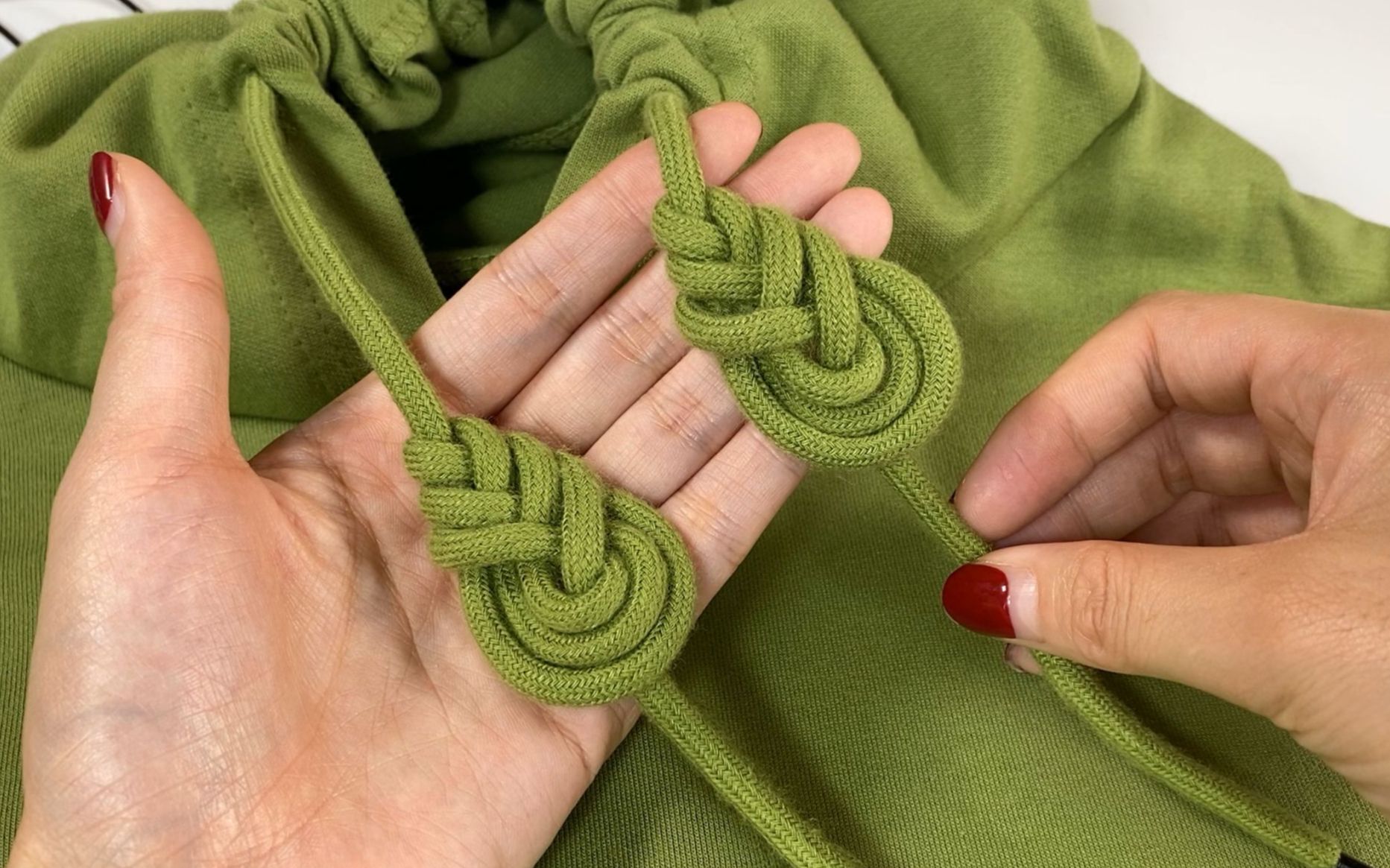 今年流行的卫衣绳子打结方法，好看又个性，方法简单，一看就会