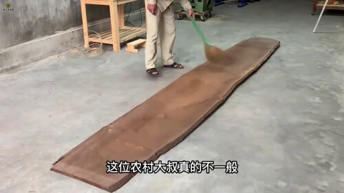 农村大叔用块旧木板制作出的楼梯非常坚固耐用,果然高手都在民间