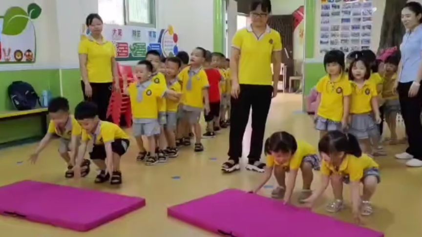 幼儿园体育游戏——有趣的垫子